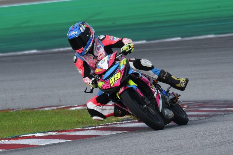 Afizi sandaran Pink Racing raih mata