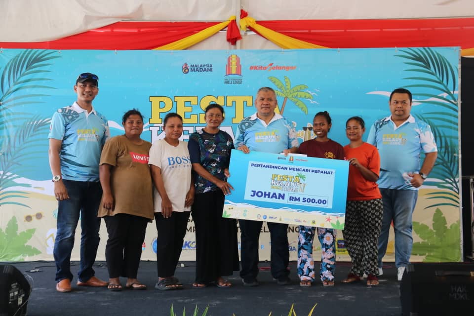 Bawa naik 32kg pepahat di Pantai Kelanang - Kosmo Digital