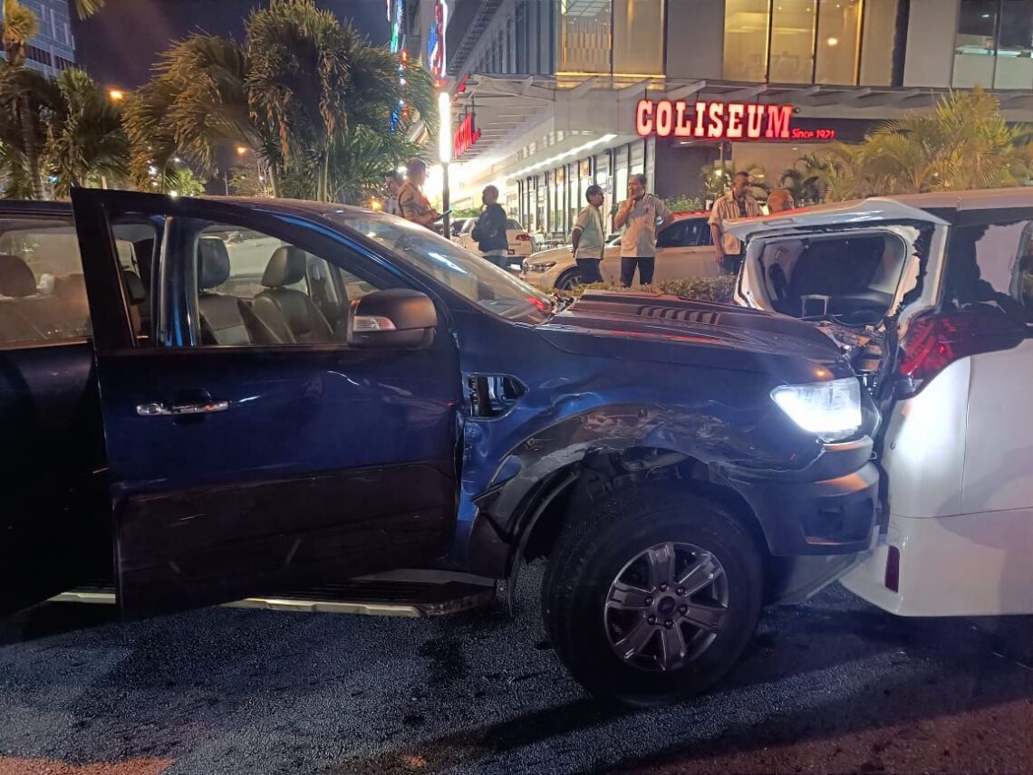 Lari Pemeriksaan Polis Pemandu Trak Pikap Rempuh 3 Kereta Kosmo Digital
