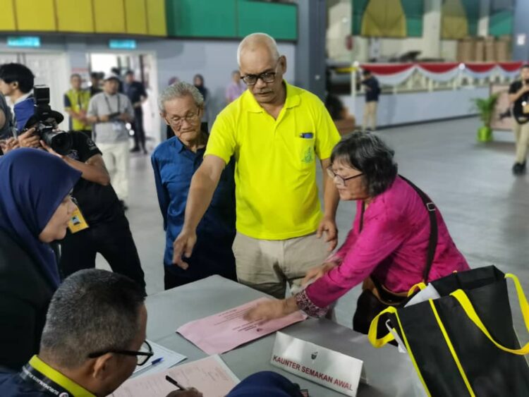 PRN: Suri rumah kempunan jadi calon, borang ditolak SPR - Kosmo Digital