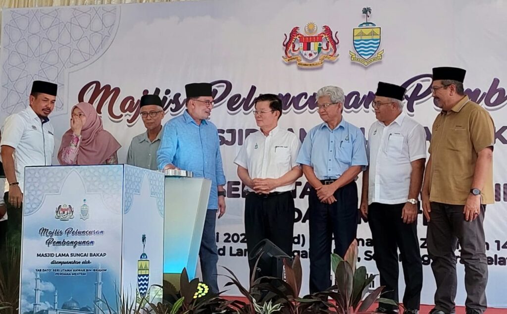 Anwar nafi ada kuasa beri tauliah kuliah agama - Kosmo Digital
