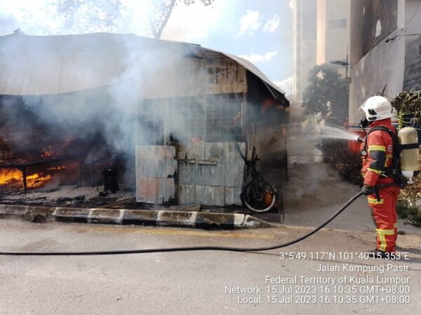 [VIDEO] Dua kedai hangus terbakar di PPR Pantai Ria - Kosmo Digital