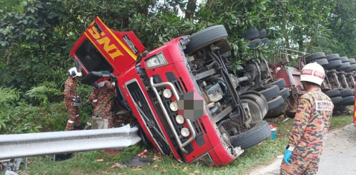 Pemandu, kelindan maut lori minyak sawit terbabas - Kosmo Digital