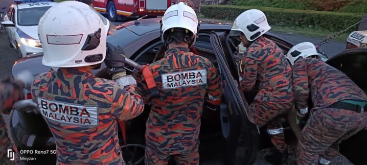 Pegawai polis maut, kenderaan dipandu terbabas masuk longkang - Kosmo Digital