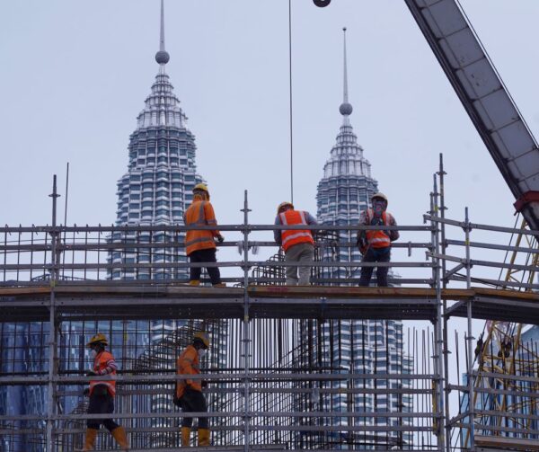 Kerajaan pertimbang wajibkan insurans pekerja asing - Kosmo Digital