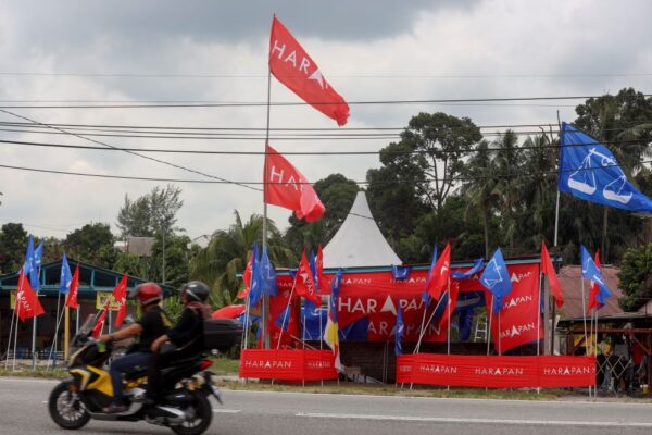 Lelaki ditangkap bakar bendera parti - Kosmo Digital