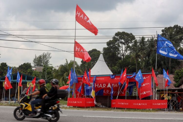Lelaki ditangkap bakar bendera parti - Kosmo Digital