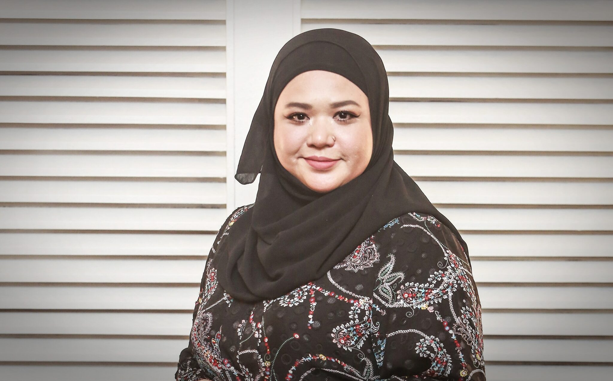 1 aib aku kau buka, 10 aib kau terbuka - Enot - Kosmo Digital