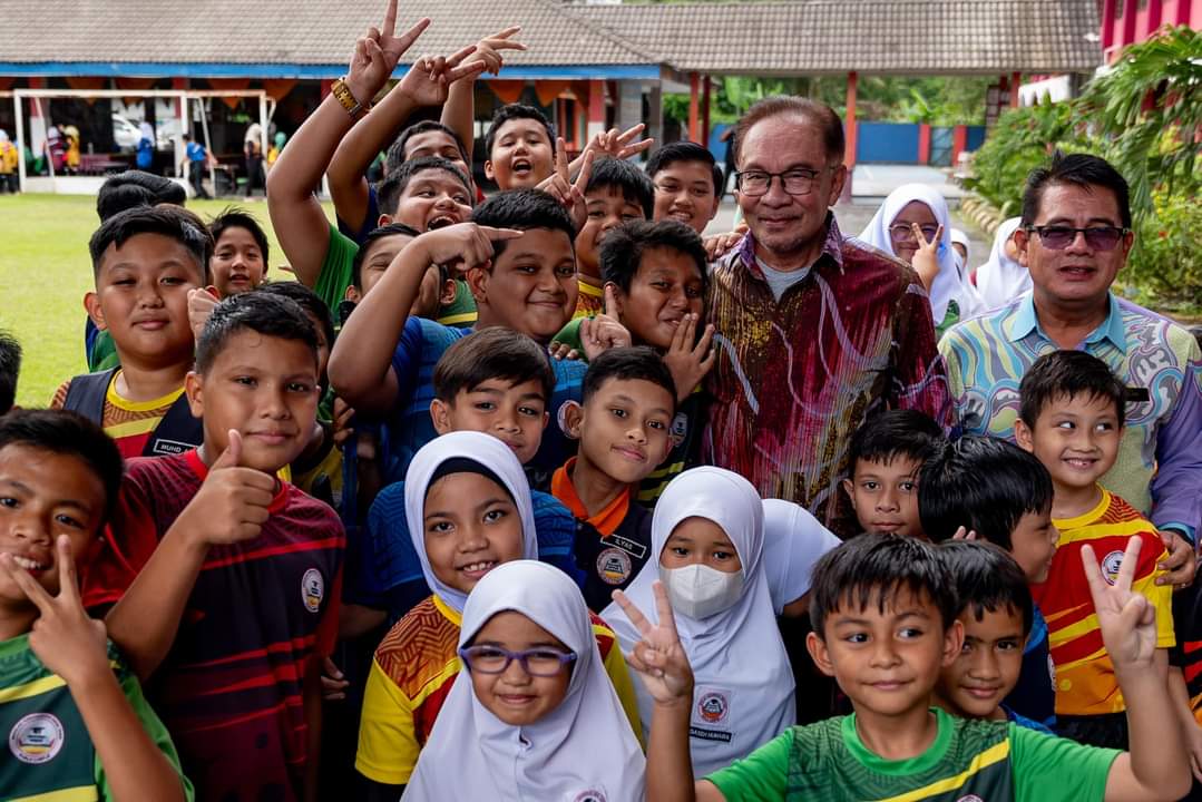 Anwar buat lawatan mengejut ke SK Desa Tasik - Kosmo Digital