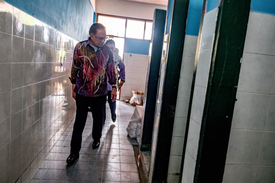 Anwar buat lawatan mengejut ke SK Desa Tasik - Kosmo Digital