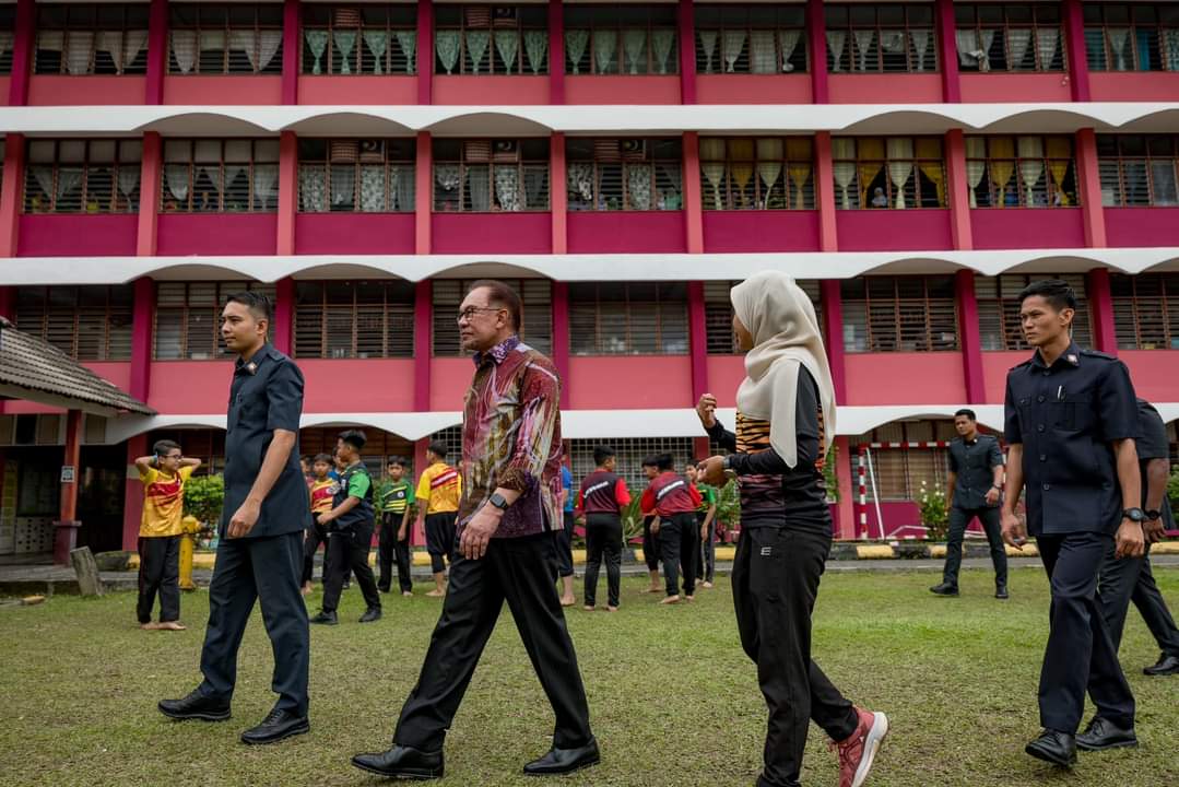 Anwar buat lawatan mengejut ke SK Desa Tasik - Kosmo Digital