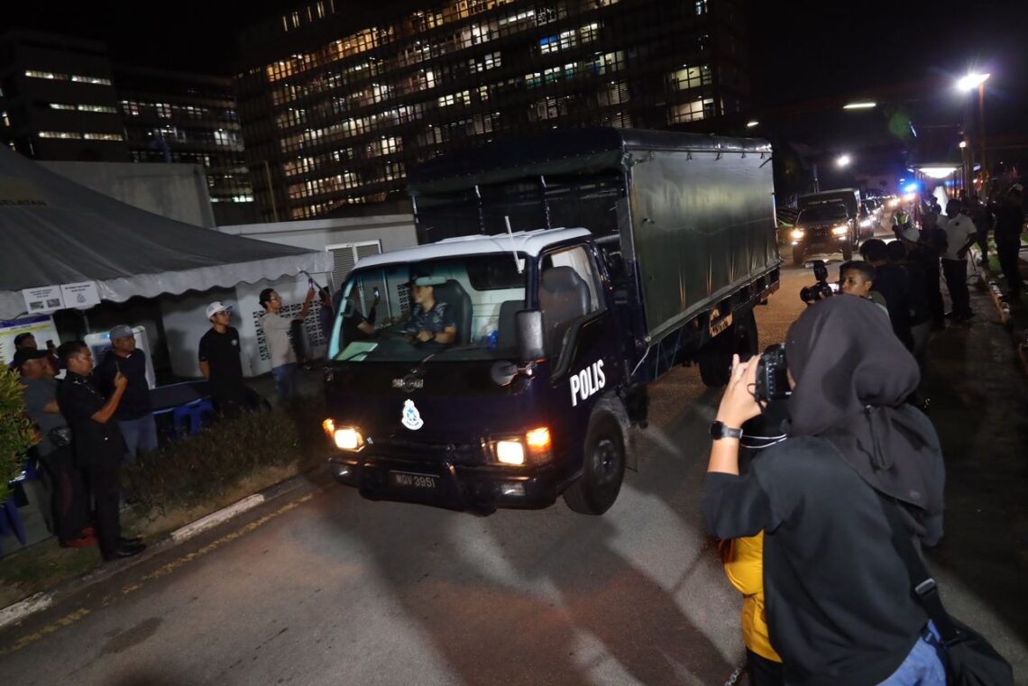 Nahas Elmina: 10 jenazah nahas pesawat tiba di HTAR - Kosmo Digital