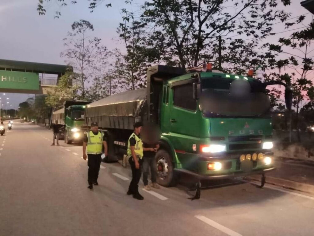 JPJ Pulau Pinang kesan 9 lori bawa lebih muatan - Kosmo Digital