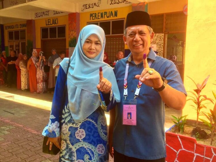 PRN: Ahmad Razif selesai mengundi di SMK Kompleks Seberang Takir ...