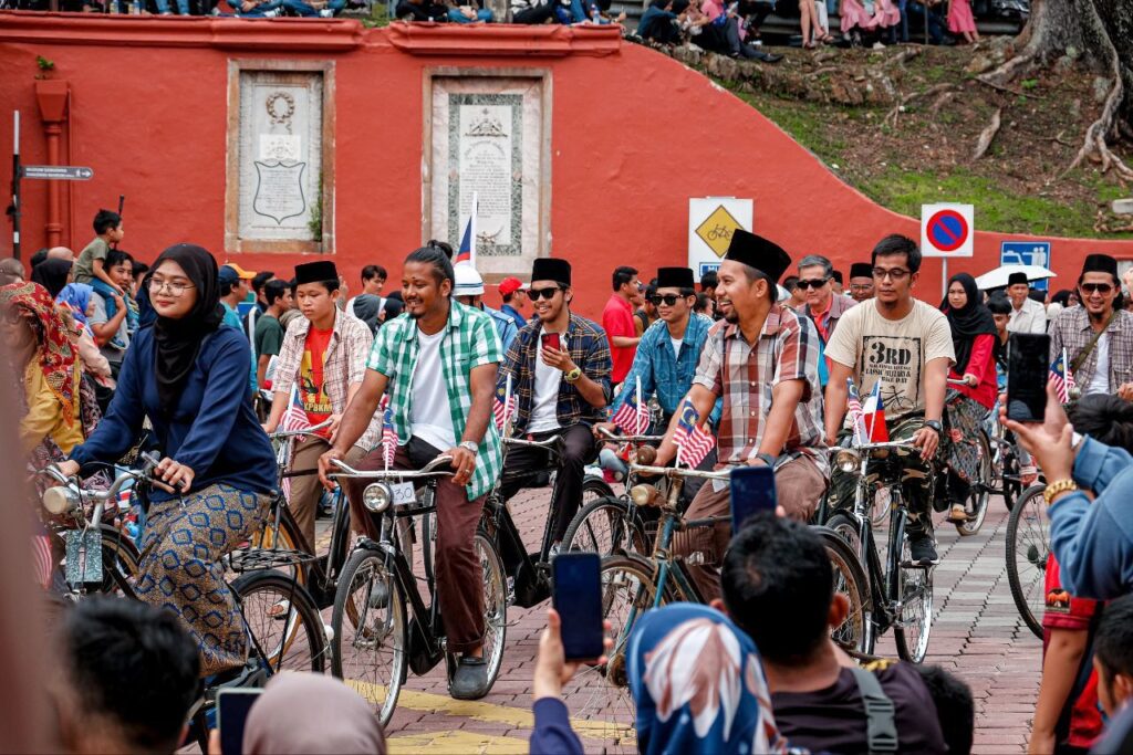 Bot pelancong sertai perarakan Hari Kebangsaan di Sungai Melaka - Kosmo ...