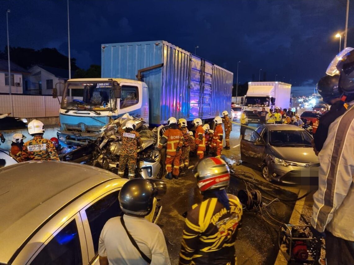 Wanita maut, kereta dipandu digilis lori dalam nahas tujuh kenderaan - Kosmo Digital