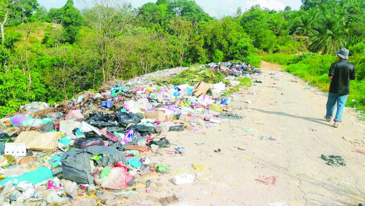 Lima tahun penduduk terpaksa hidu bau busuk sampah - Kosmo Digital