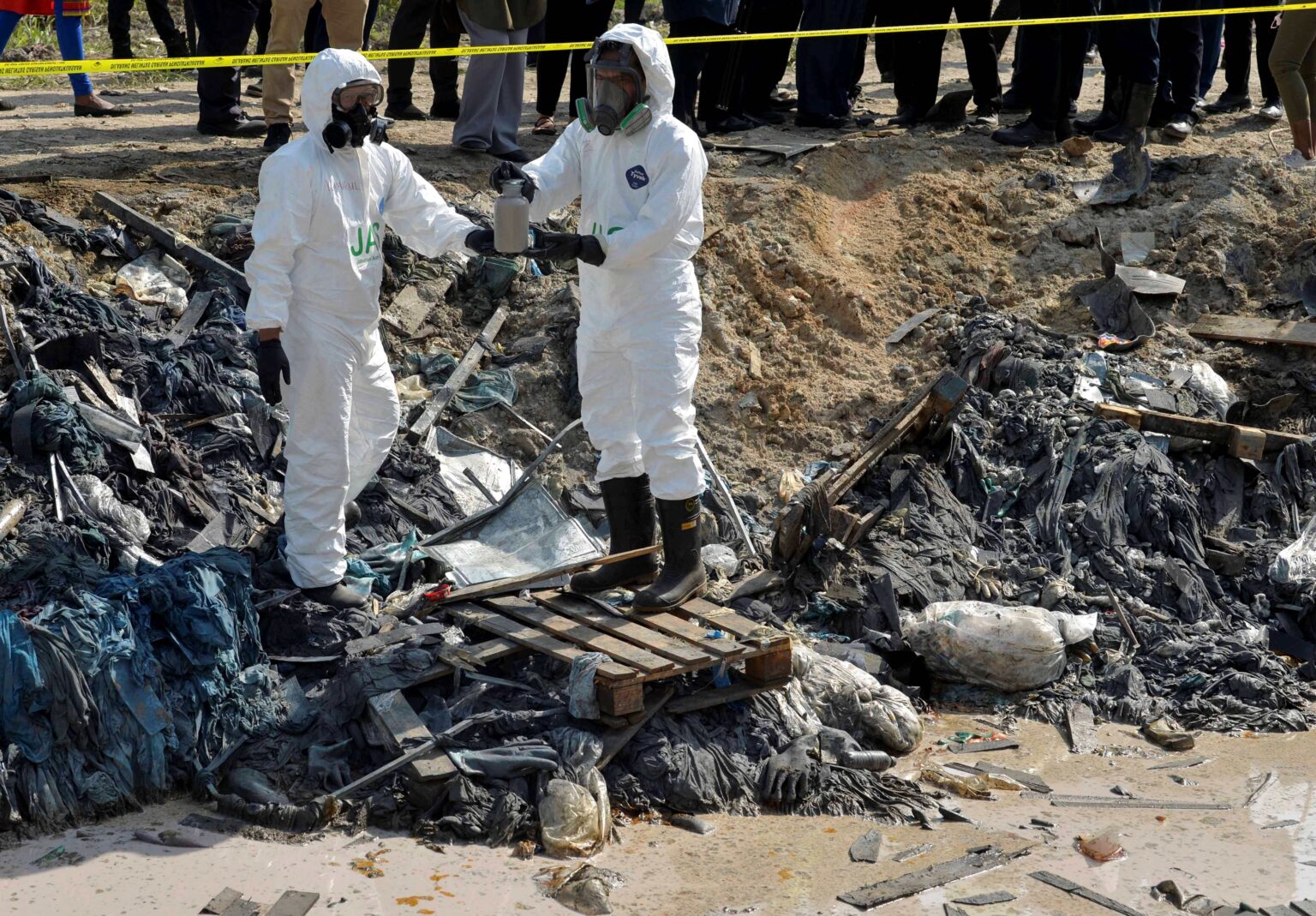 Perbezaan dosa buang plastik gula-gula dan sisa toksik - Kosmo Digital