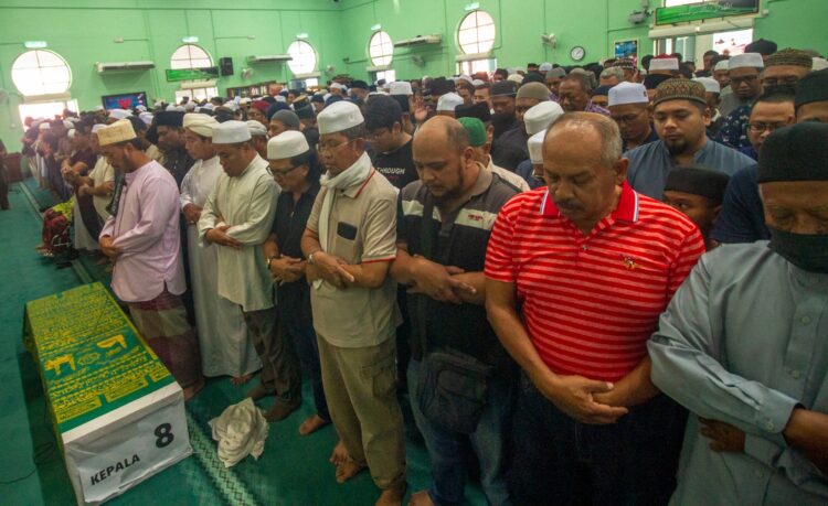 Nahas Elmina: Jenazah Ustaz Idris tiba di masjid untuk disolatkan - Kosmo Digital
