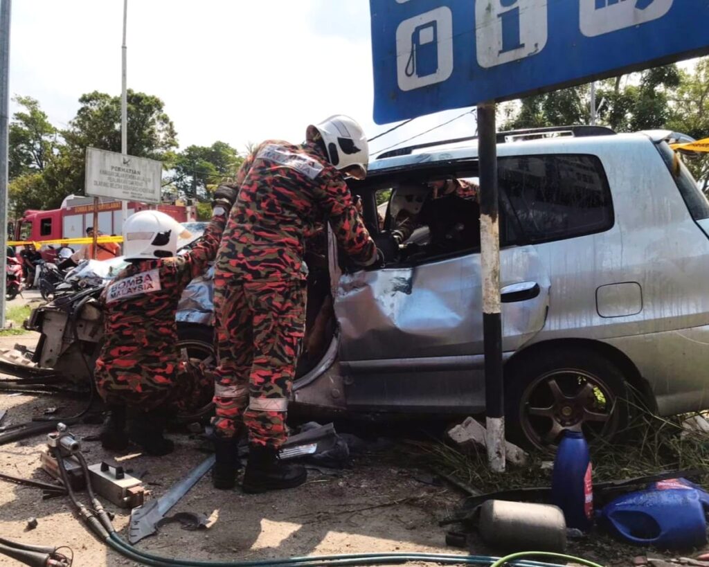 Tiga maut, Naza Citra dirempuh lori - Kosmo Digital