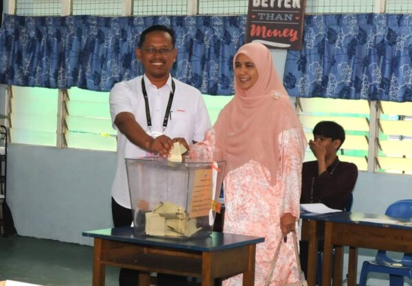 PRK: Suhaizan, isteri selesai mengundi di SK Seri Melati - Kosmo Digital PRK: Suhaizan, isteri selesai mengundi di SK Seri Melati - Kosmo Digital