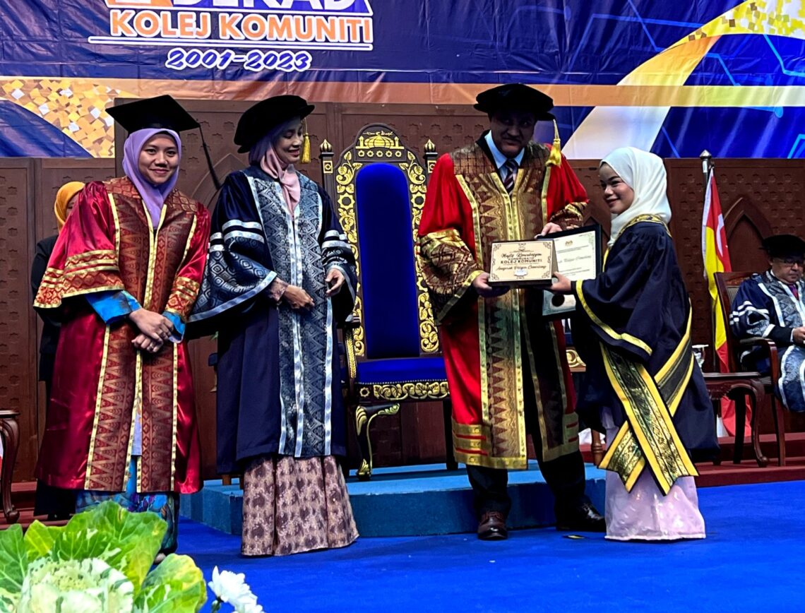 Bertubuh kerdil bukan penghalang jadi graduan cemerlang - Kosmo Digital