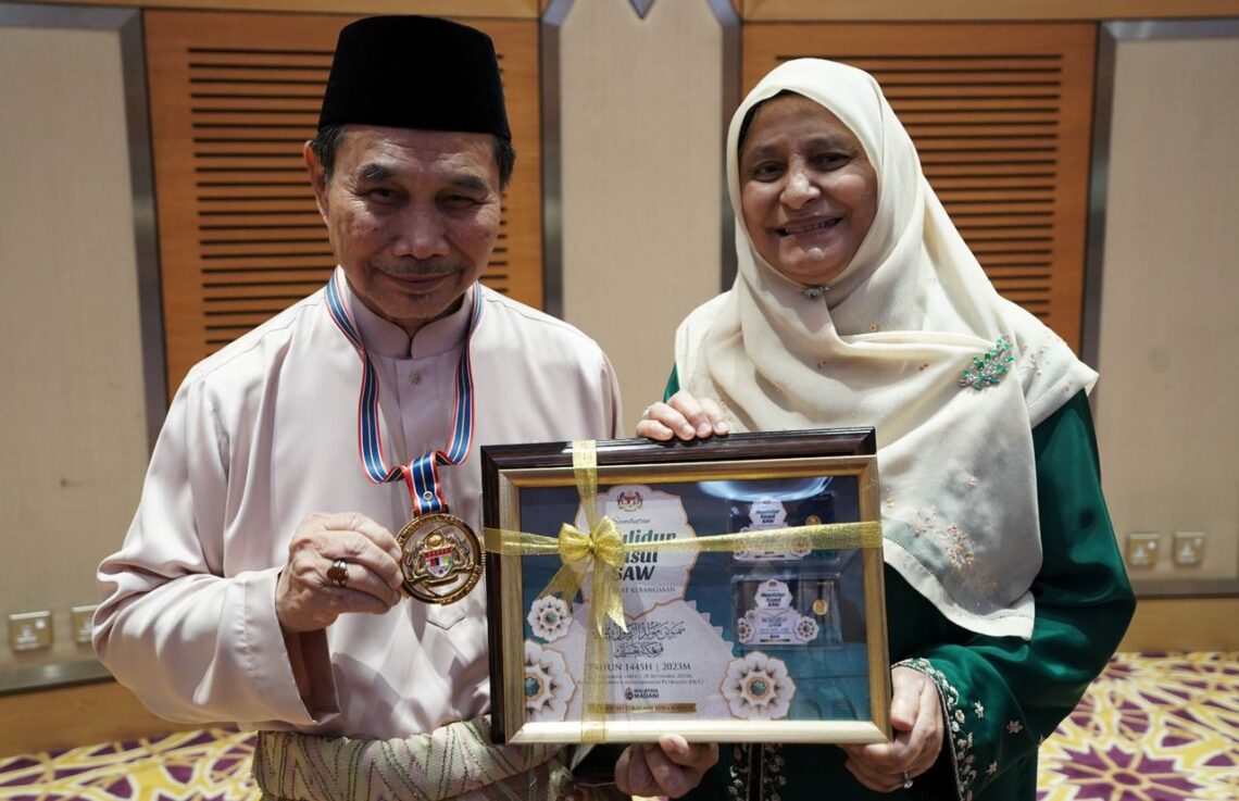 Umat Islam perlu beralih sepenuhnya kepada kewangan Islam - Syed Othman ...