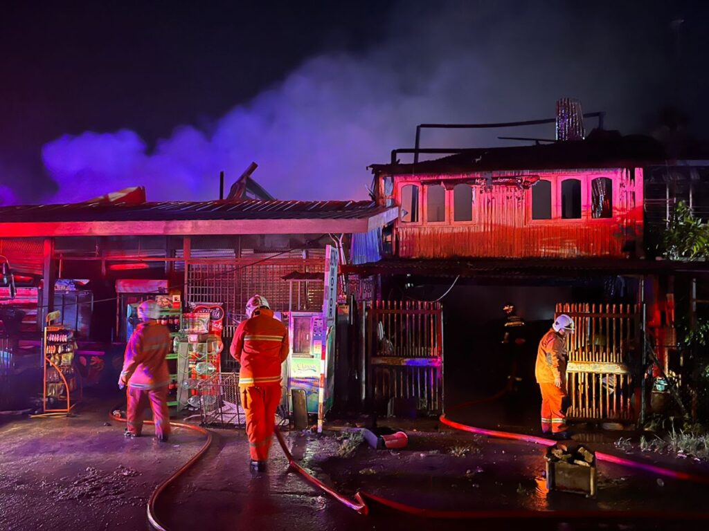 15 rumah kedai terbakar di Kampung Sungai Korok - Kosmo Digital