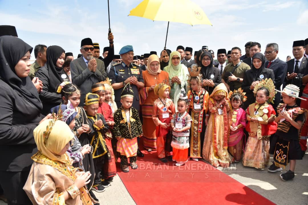 Agong, Permaisuri mulakan Kembara Kenali Borneo - Media Mulia Agong, Permaisuri mulakan Kembara Kenali Borneo - Media Mulia