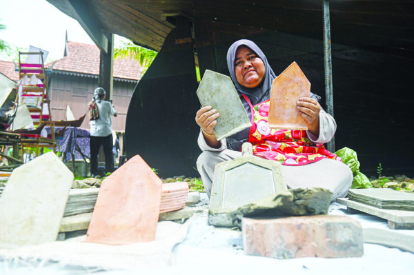 Noraini diiktiraf Adiguru, pewaris tunggal seni Atap Singgora - Kosmo ...