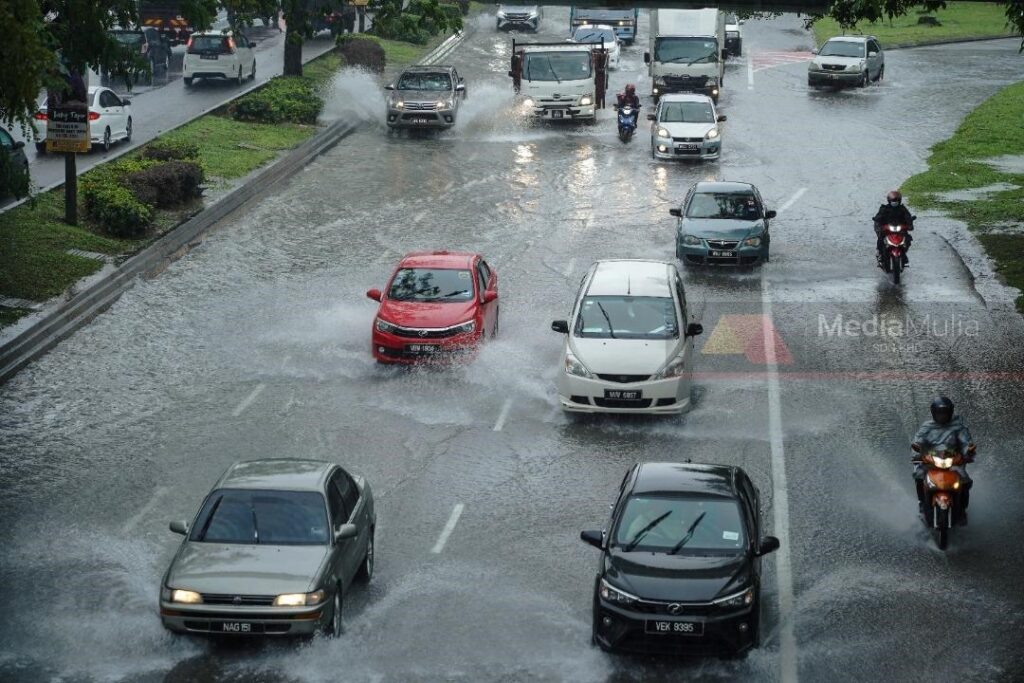 Hampir seluruh negara dilanda hujan lebat, ribut petir petang ini ... Hampir seluruh negara dilanda hujan lebat, ribut petir petang ini ...