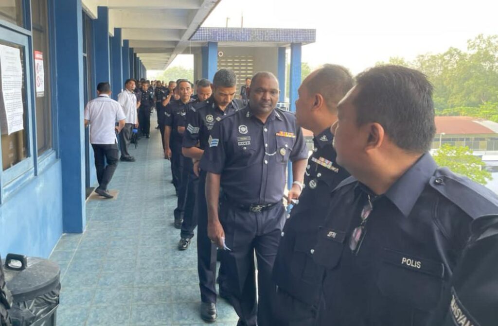 PRK: 927 pegawai, anggota polis tunai tanggungjawab undi awal hari ini - Kosmo Digital