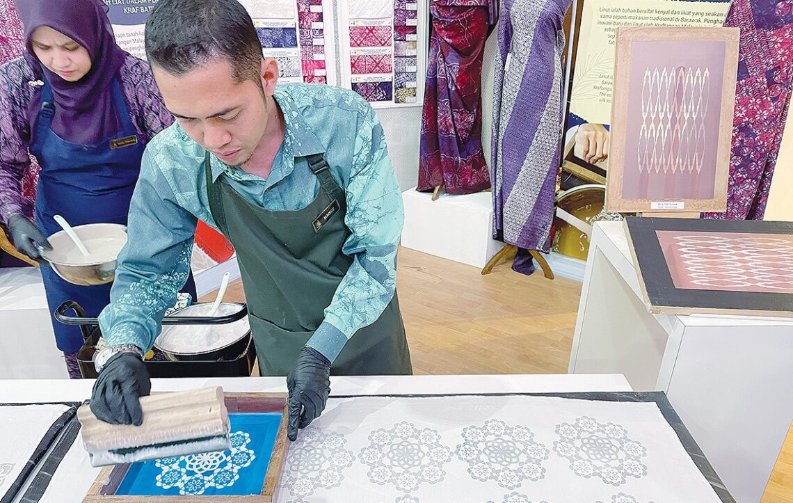 Batik alternatif guna linut, tanah liat ganti lilin - Kosmo Digital