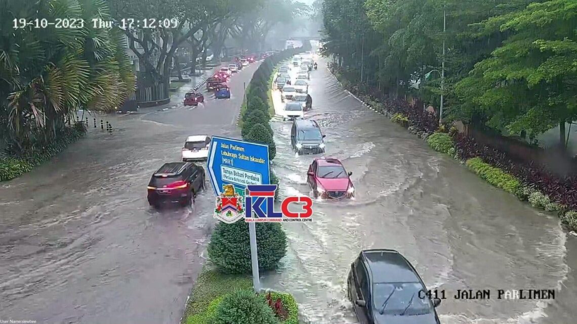 Banjir kilat: Trafik sesak, perlahan hampir semua pelosok ibu kota ...
