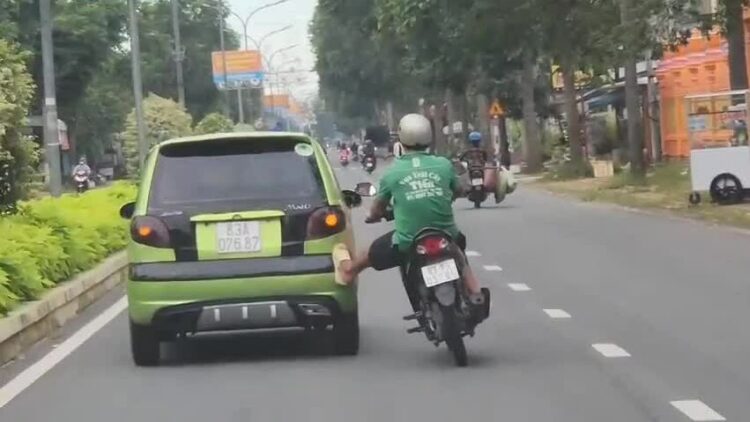 Penunggang motosikal tolak kereta rosak disaman - Kosmo Digital