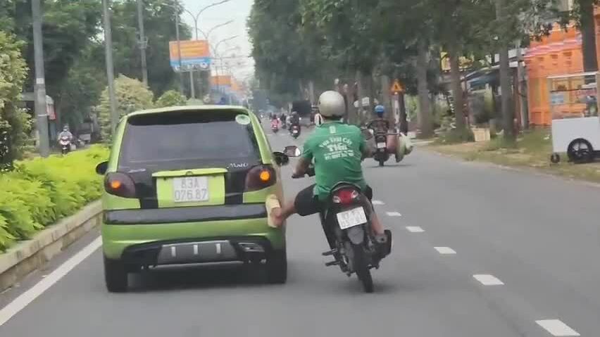 Penunggang motosikal tolak kereta rosak disaman - Kosmo Digital
