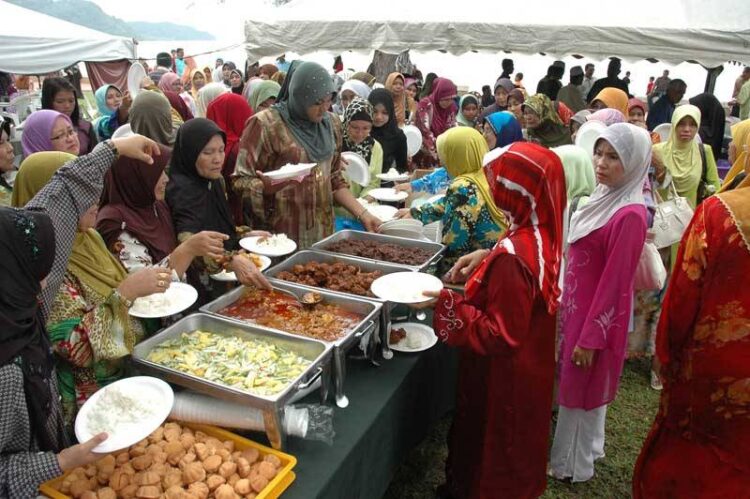 [VIDEO] Pendakwah tegur DJ kenduri baca doa waktu tetamu makan, ceduk ...
