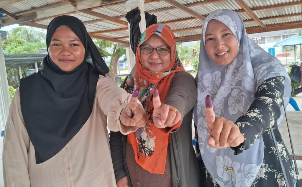 PRK Parlimen Kemaman: 3 pasangan tentera selesai mengundi awal - Kosmo ... PRK Parlimen Kemaman: 3 pasangan tentera selesai mengundi awal - Kosmo ...