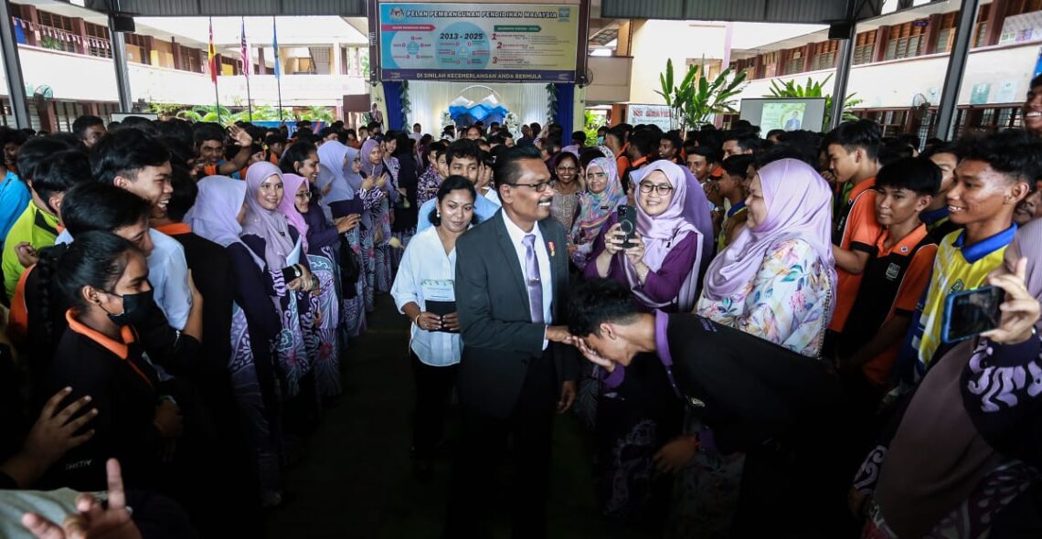 Pendaki Everest pertama negara bersara sebagai pengetua - Kosmo Digital