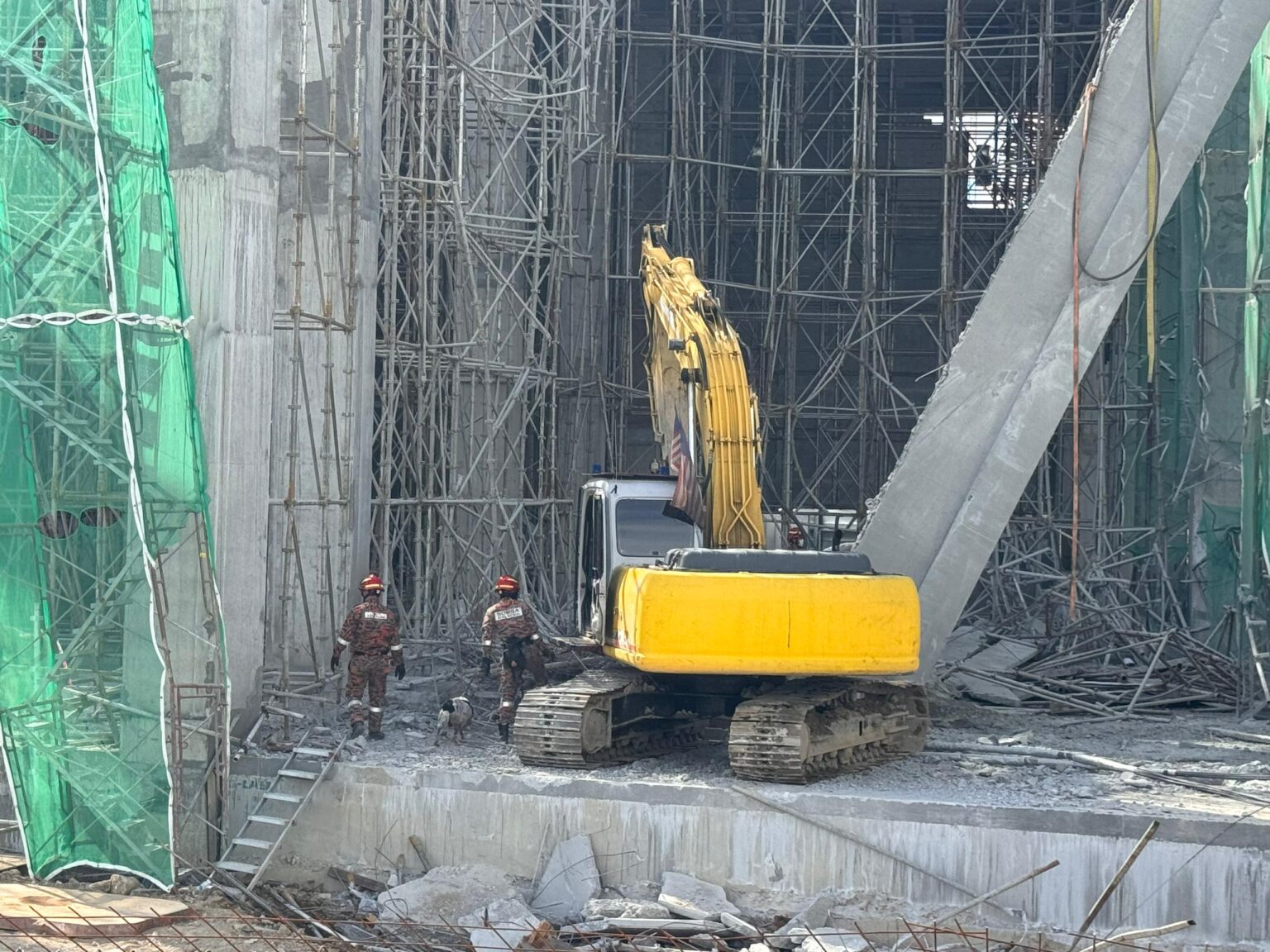 Ops SAR lebih 20 jam di tapak runtuhan Batu Maung dihenti - Kosmo Digital