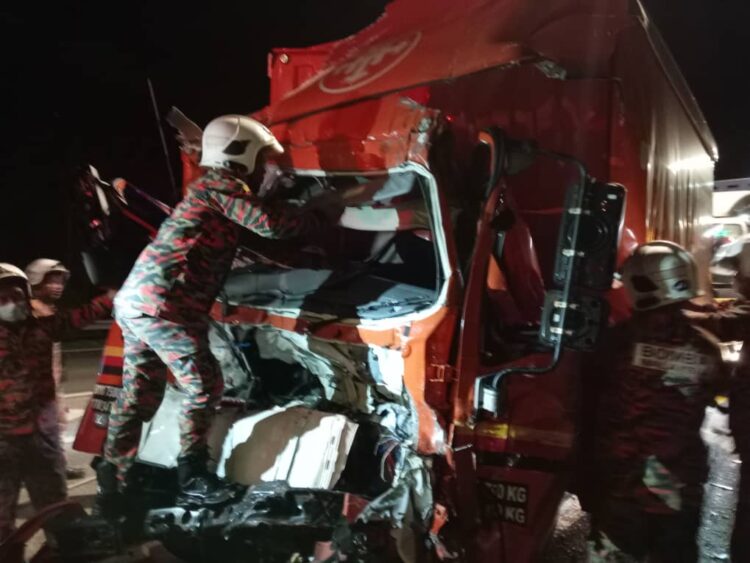 Pemandu, kelindan lori maut nahas tiga kenderaan - Kosmo Digital