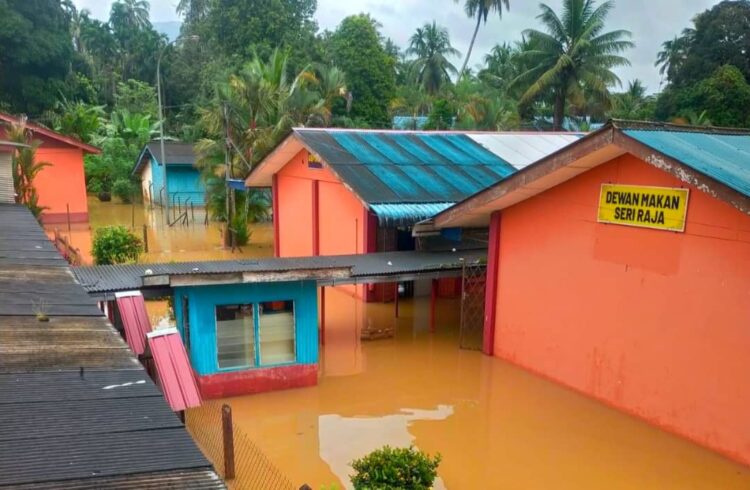 Hulu Dungun bergelap, pencawang TNB ditenggelami banjir - Kosmo Digital
