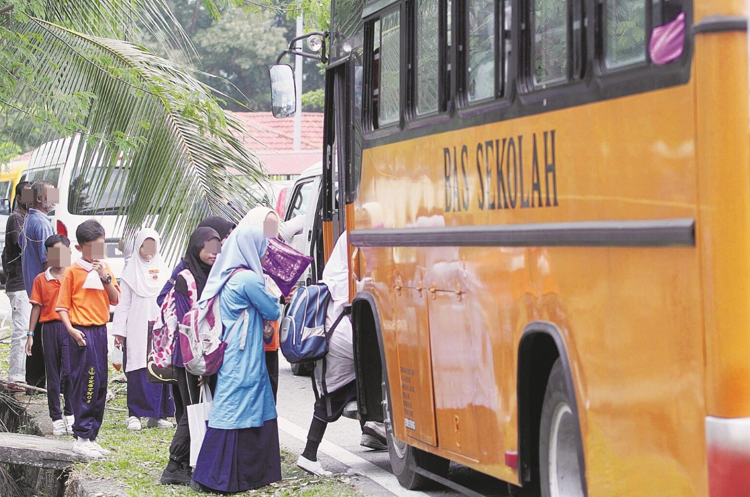 'Berpada-padalah naikkan tambang bas sekolah' - Kosmo Digital