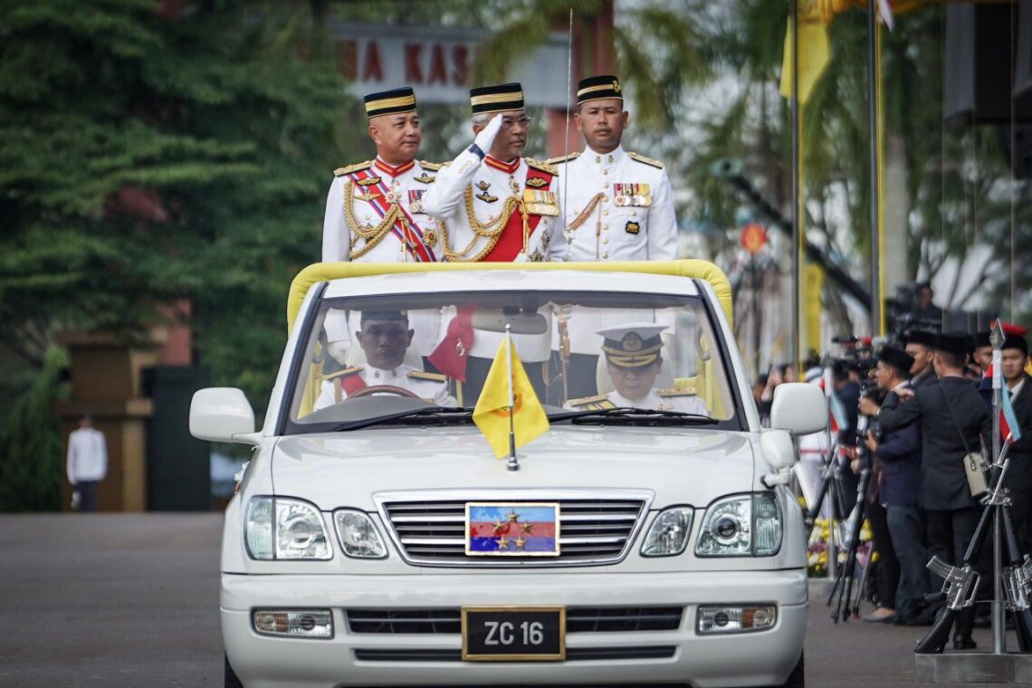Agong, Raja Permaisuri berangkat ke istiadat perbarisan menjunjung ...