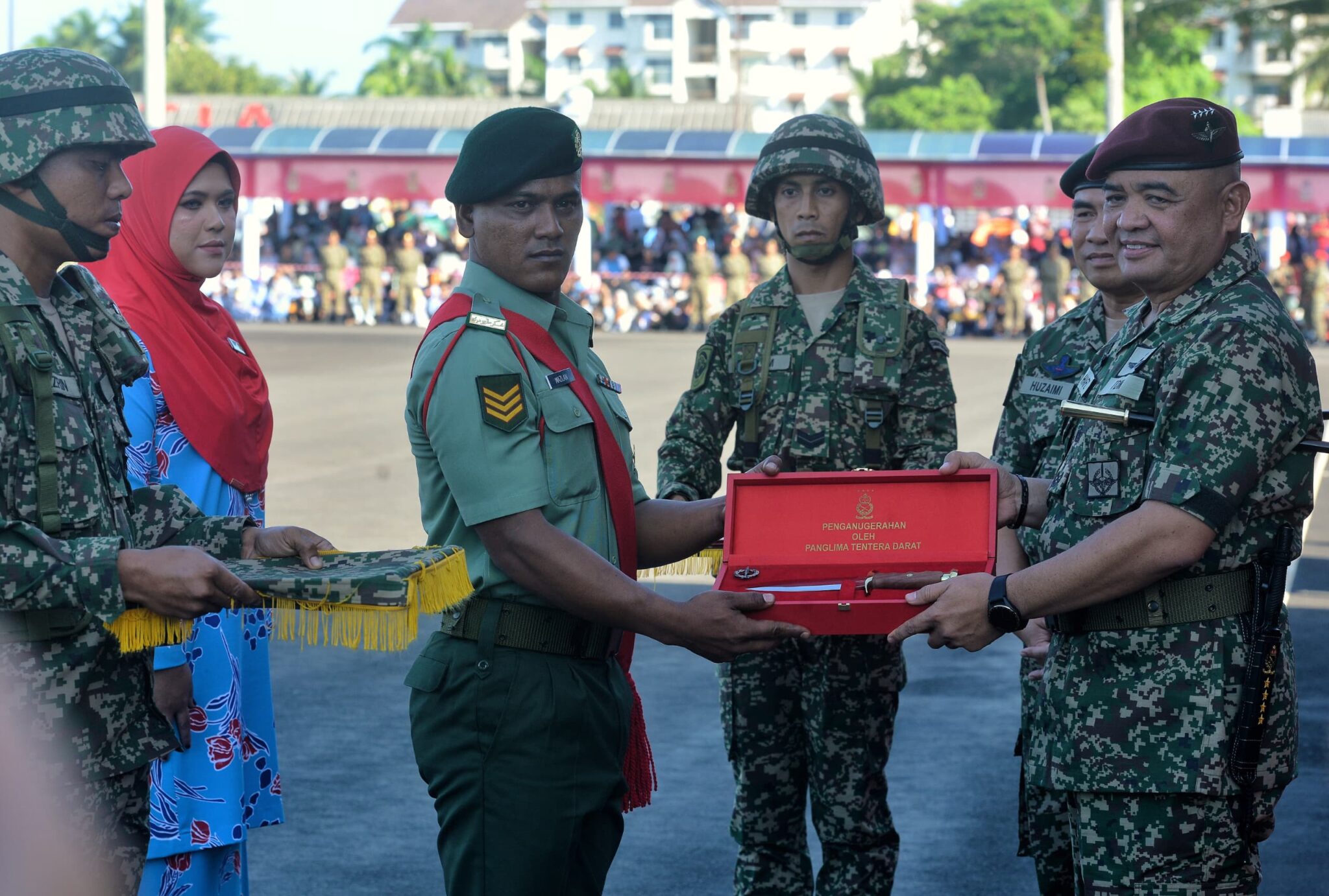 Askar terjun laut selamatkan pasangan dinaikkan pangkat - Kosmo Digital