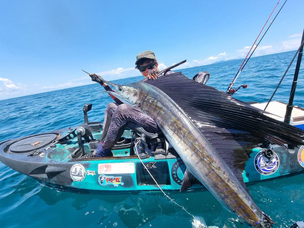 Buru ikan layaran dengan kayak - Kosmo Digital