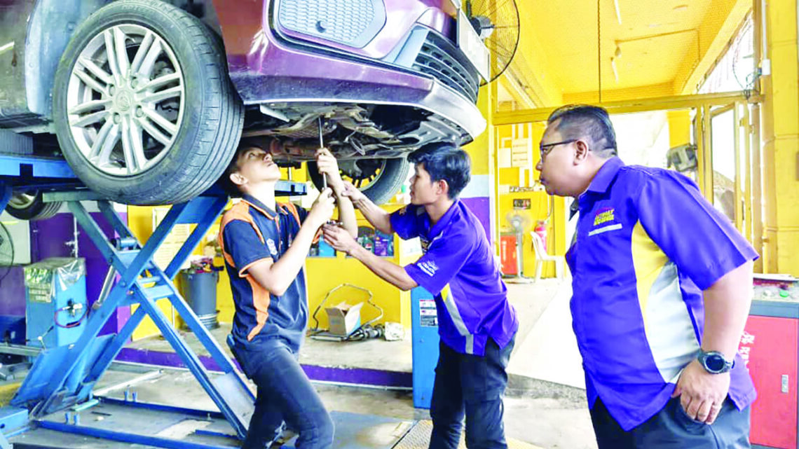 Pelajar sekolah timba ilmu automotif - Kosmo Digital