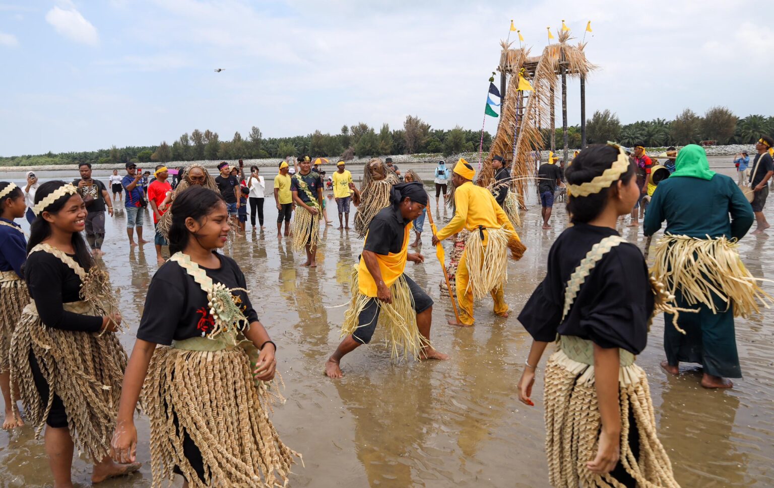 [VIDEO] 200 suku Mah Meri teruskan tradisi Hari moyang laut - Kosmo Digital