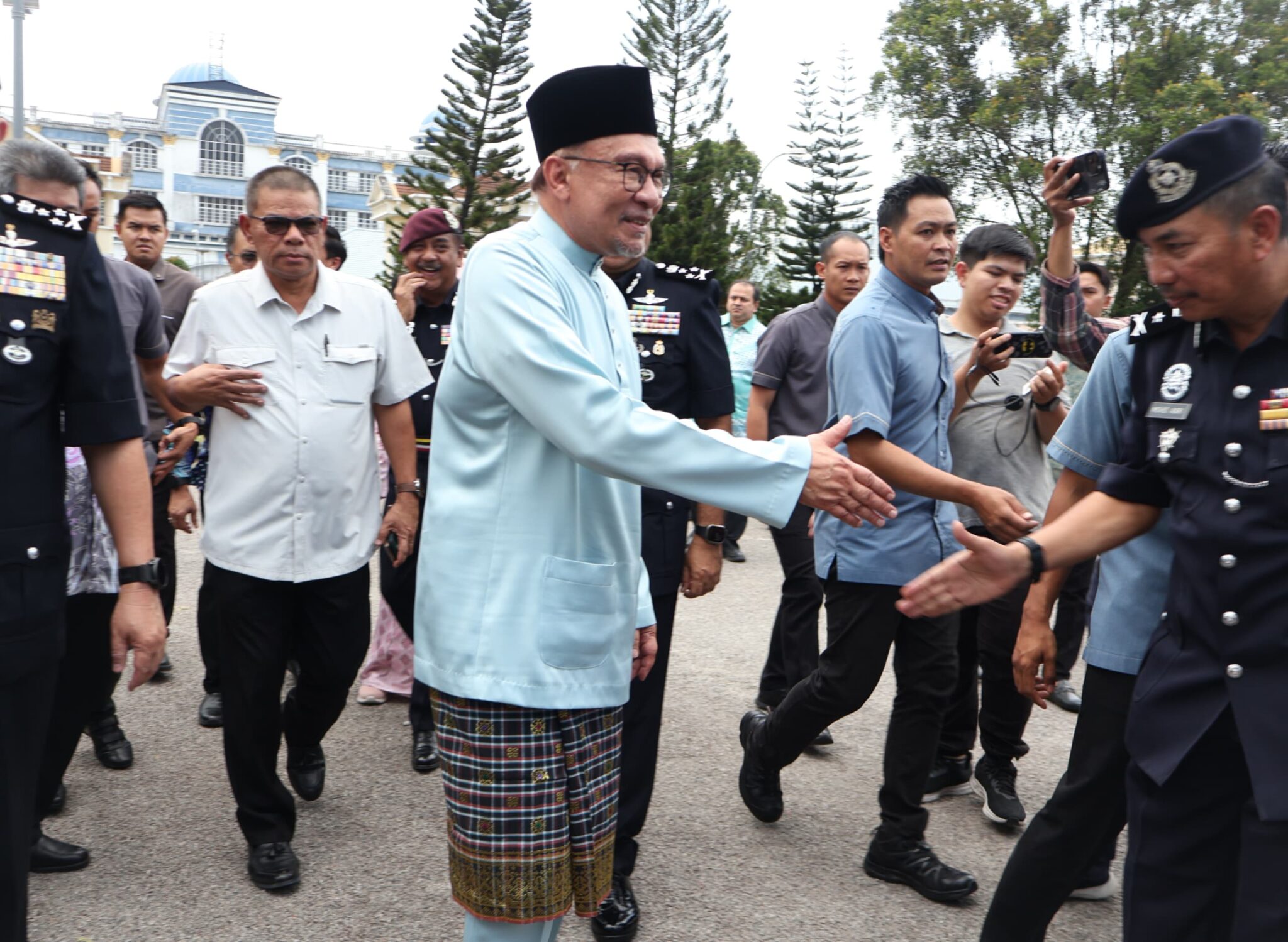 RM1.5 juta baik pulih kuarters, surau polis - Anwar - Kosmo Digital