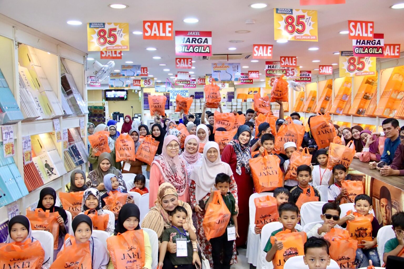 Yayasan Perak belanja anak yatim baju raya - Kosmo Digital